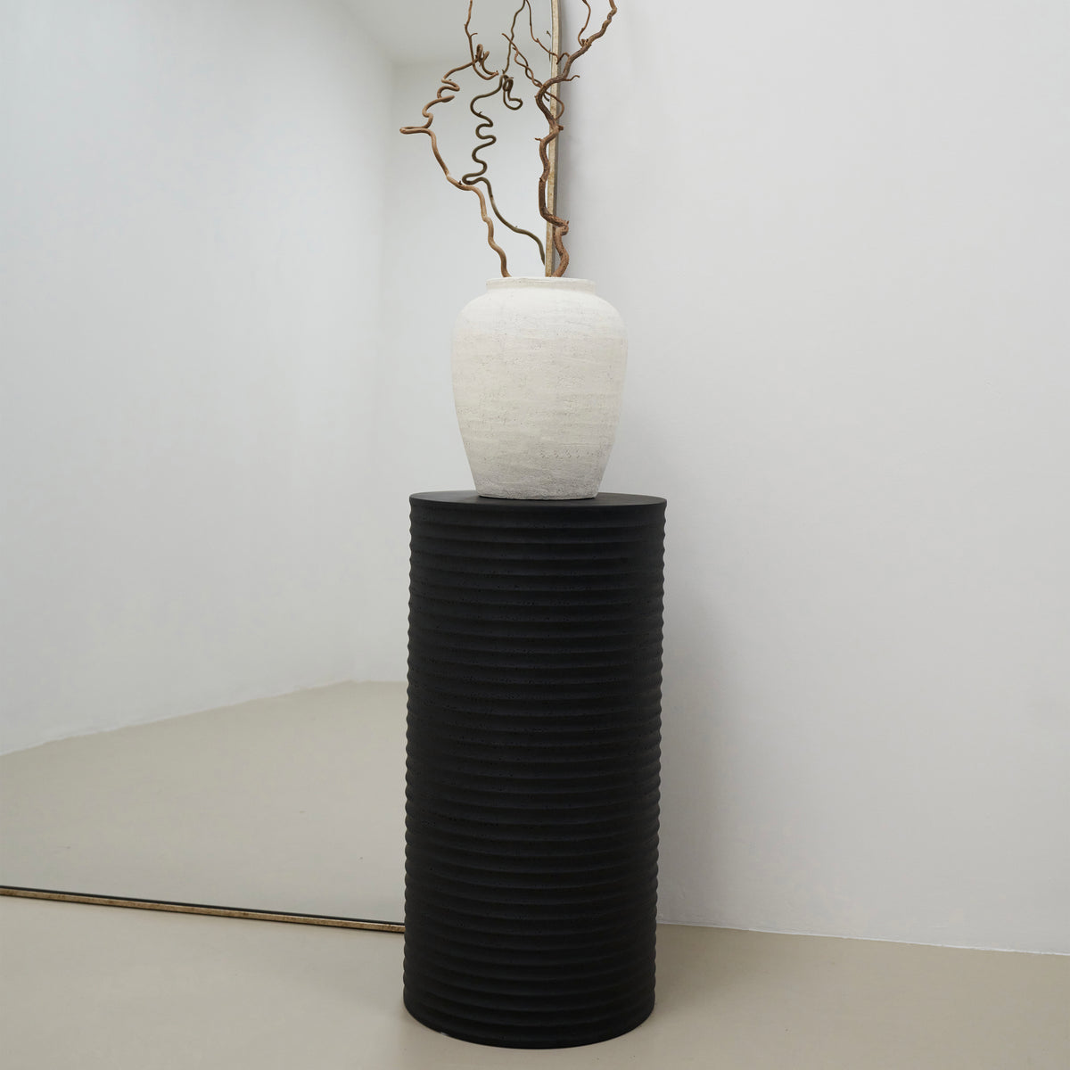 Minimal Onyx Ribbed Plinth - Raya
