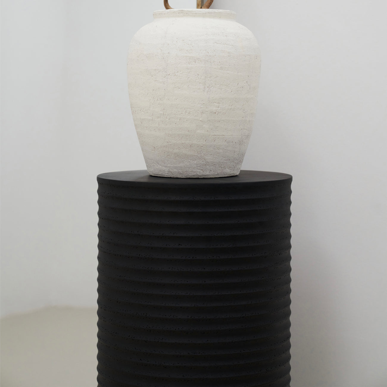 Minimal Onyx Ribbed Plinth - Raya